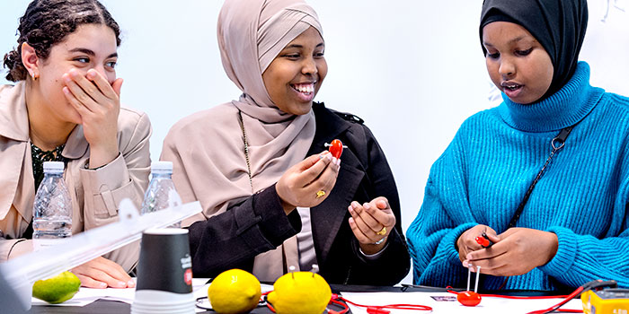 Girls doing scientific experiments - DTU